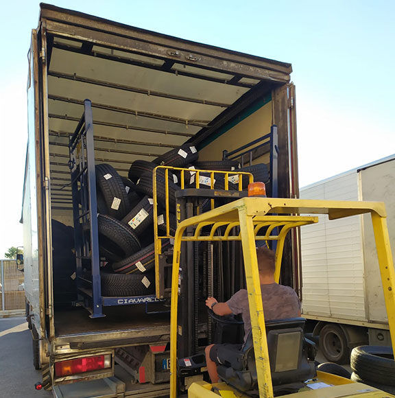 Arcom ya comercializa la nueva jaula AR01 Wide-2 para el transporte de neumáticos en camiones y ...